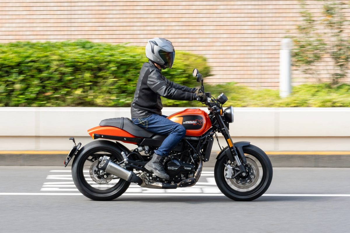 【憧れの大型バイク】ハーレーダビッドソンの新型クラシックネイキッド「X500」を体験してみた | 【公式】モノマックス（MonoMax）｜付録、カバン、時計、家電、カップ麺などの情報を詳しく解説！
